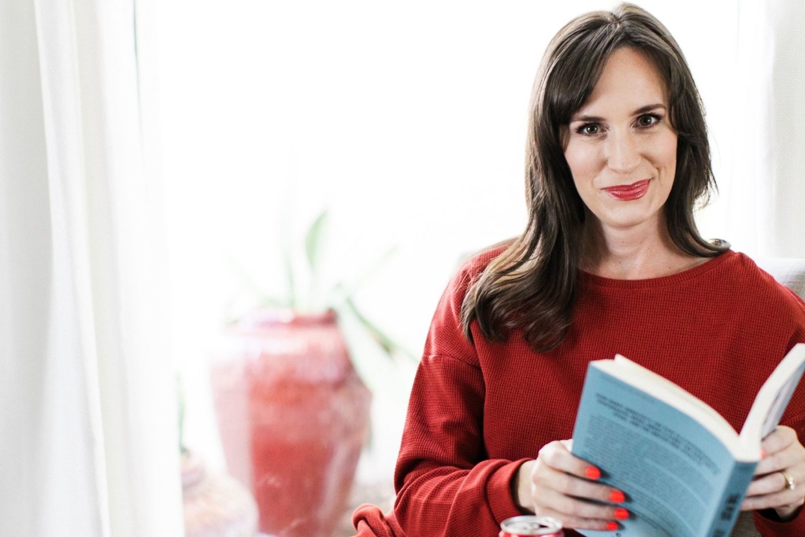 15 Creative Ways to Organize Your Books on a Bookshelf • Christina All Day