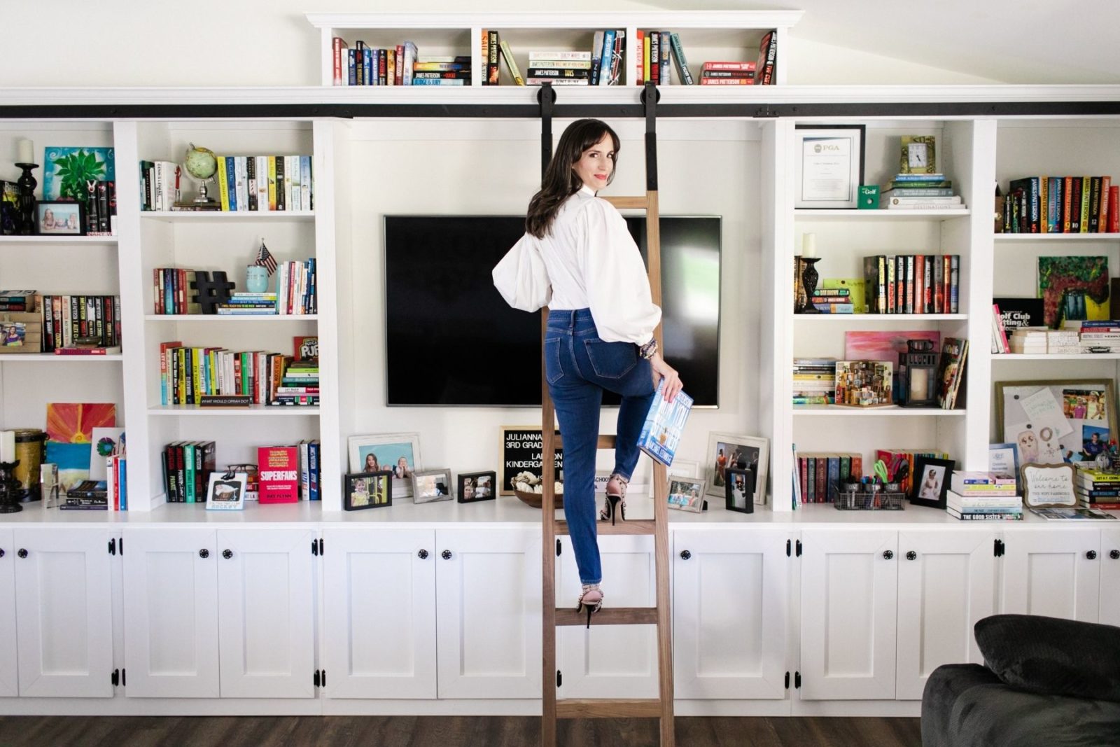 15 Creative Ways to Organize Your Books on a Bookshelf • Christina All Day